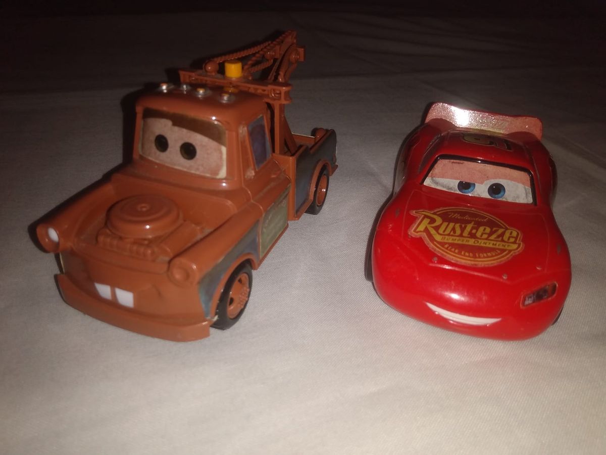 2 Carros Cars Disney Pixar Relâmpago Mc Queen Tow Mater 82490199 | enjoei