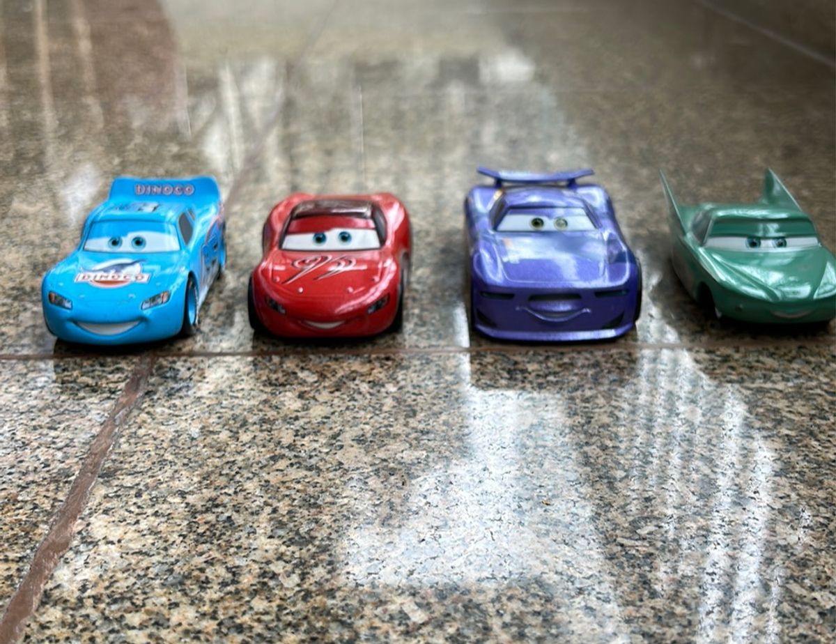 4 Carros Disney Pixar do Filme Cars, de Ferro. Cada Um com ...