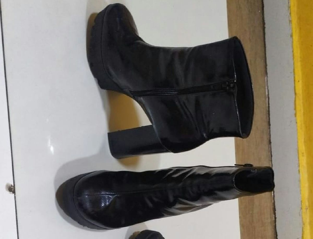 As Duas Botas Foram Usadas Somente 4 Vezes | Bota Feminina Usado ...