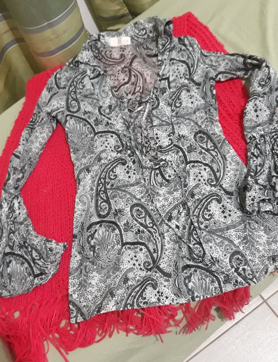 Bata Estampada Branca e Preta Manga Justa e Punho Estilo Flaire Tam M ...