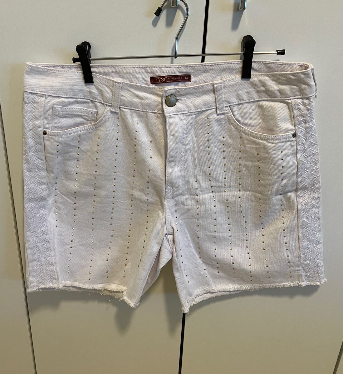 Bermuda Branca com Tachinhas Dourada | Shorts Feminino Usado 79686430 ...