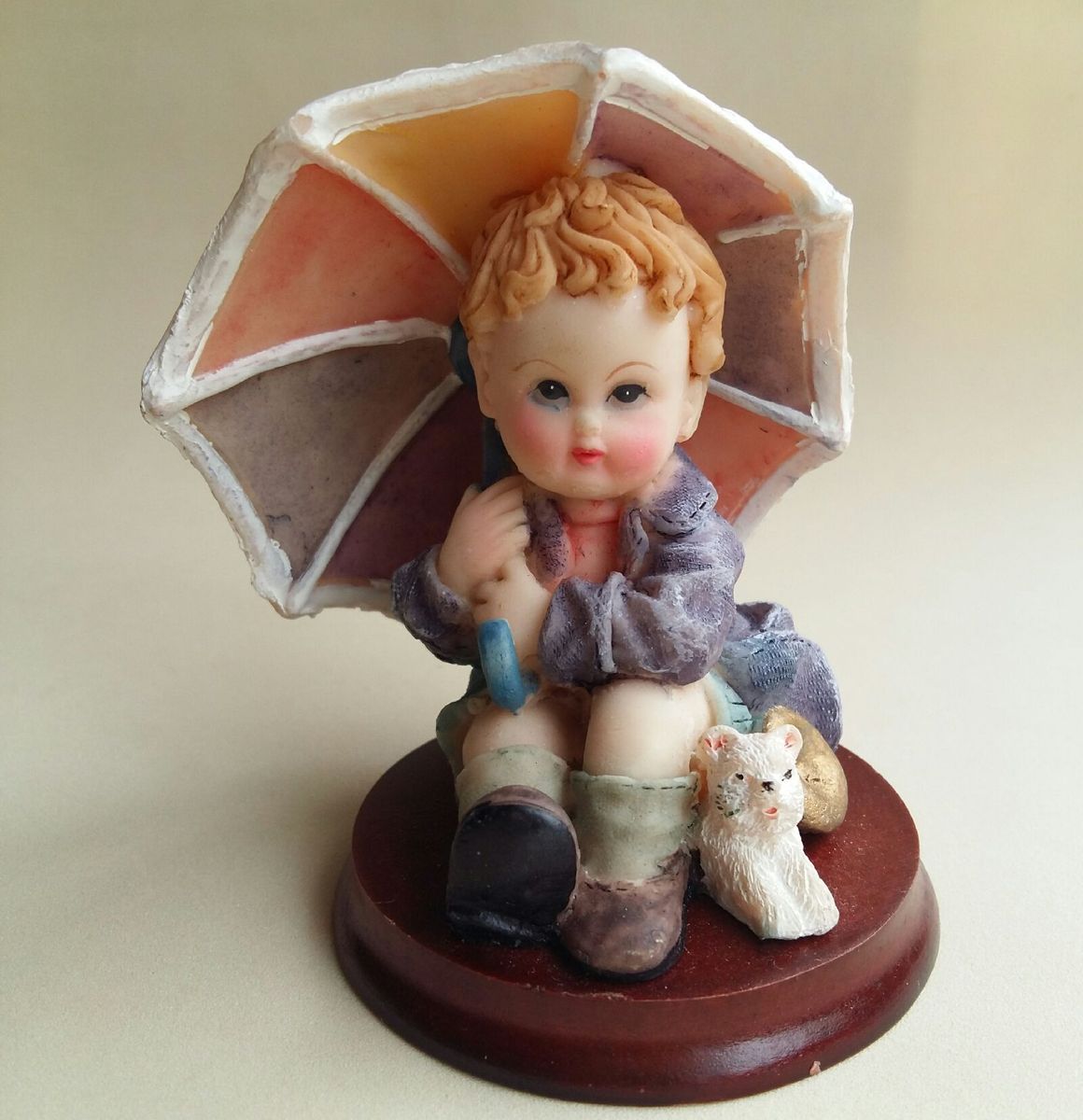 Bibelô Antigo em Resina Menino com Guarda Chuva | Item de Decoração ...