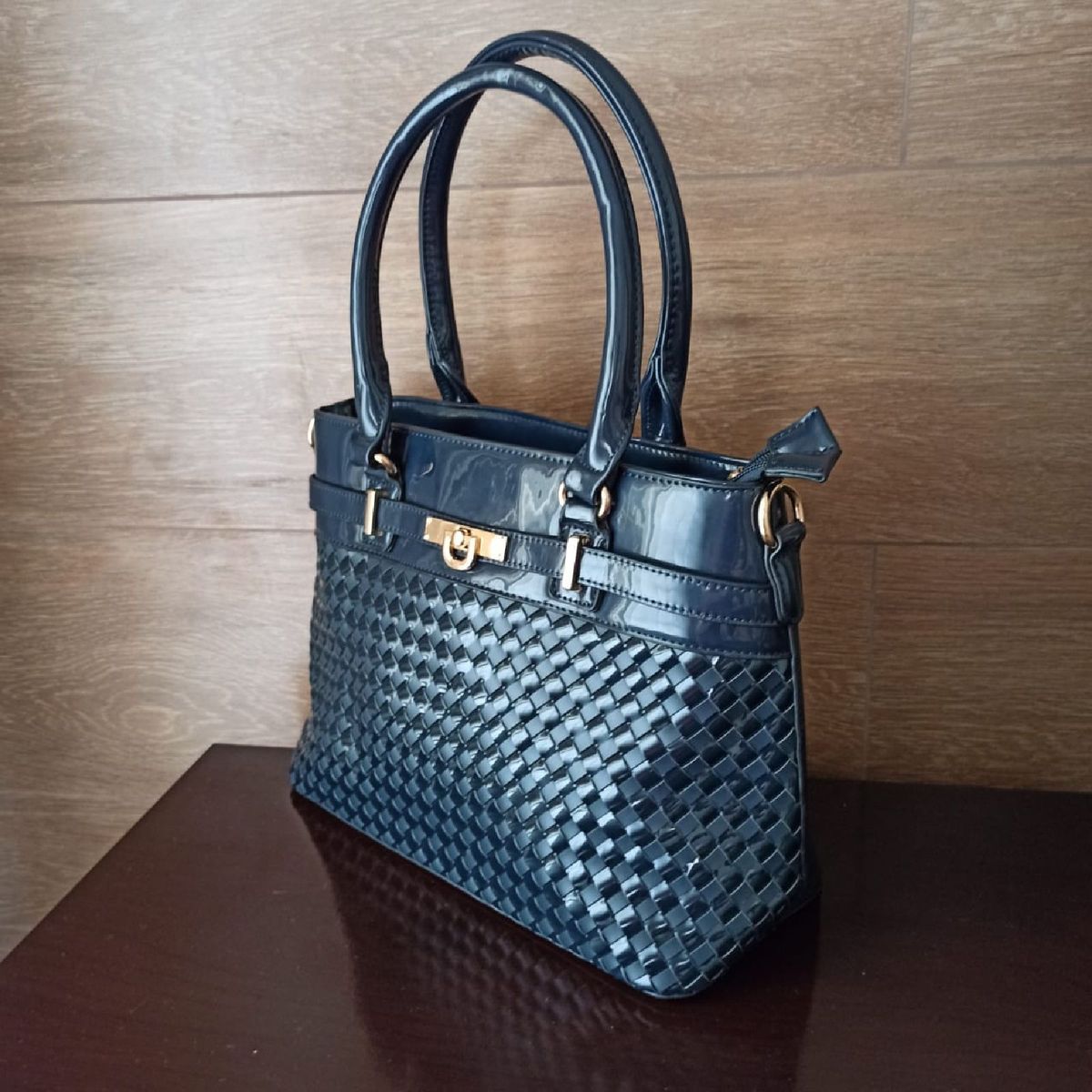 Bolsa Azul Brilhosa com Detalhes em Relevo | Bolsa de Ombro Feminina ...