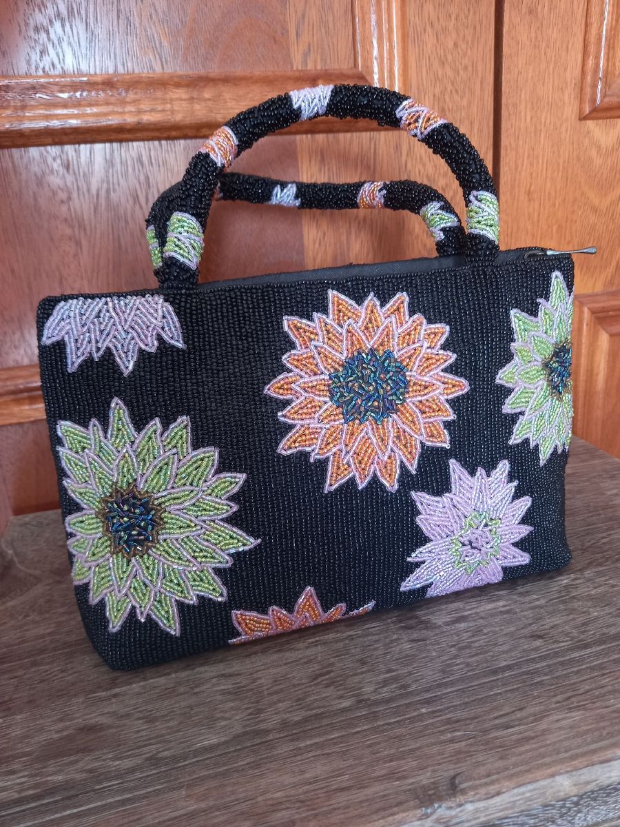 Bolsa Bordada em Miçangas. Cores Tendência 2021 2022 | Bolsa de mão ...