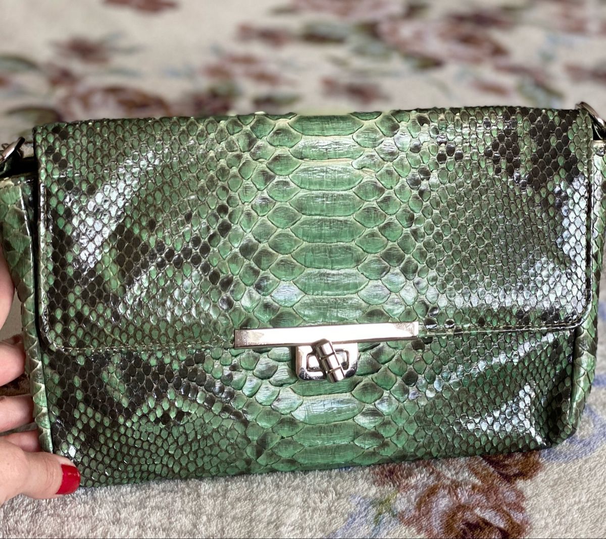 Bolsa em Couro Python Verde, com Metais Prateados e Alça em Corrente ...