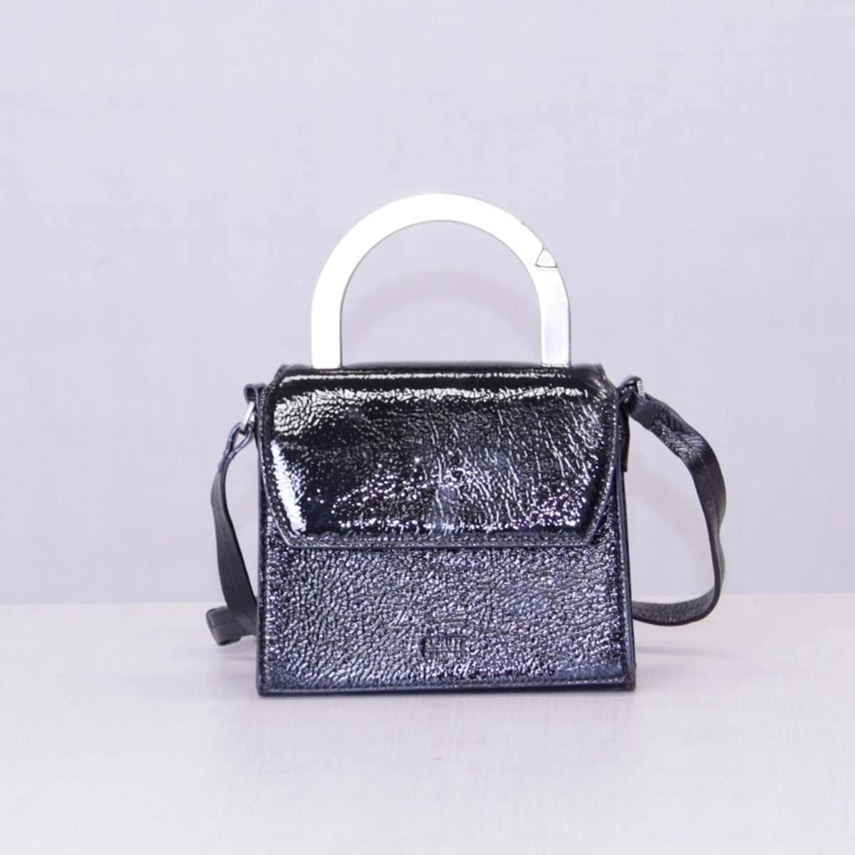 Bolsa Tiracolo Preta Envernizada Schutz | Bolsa de Ombro Feminina ...