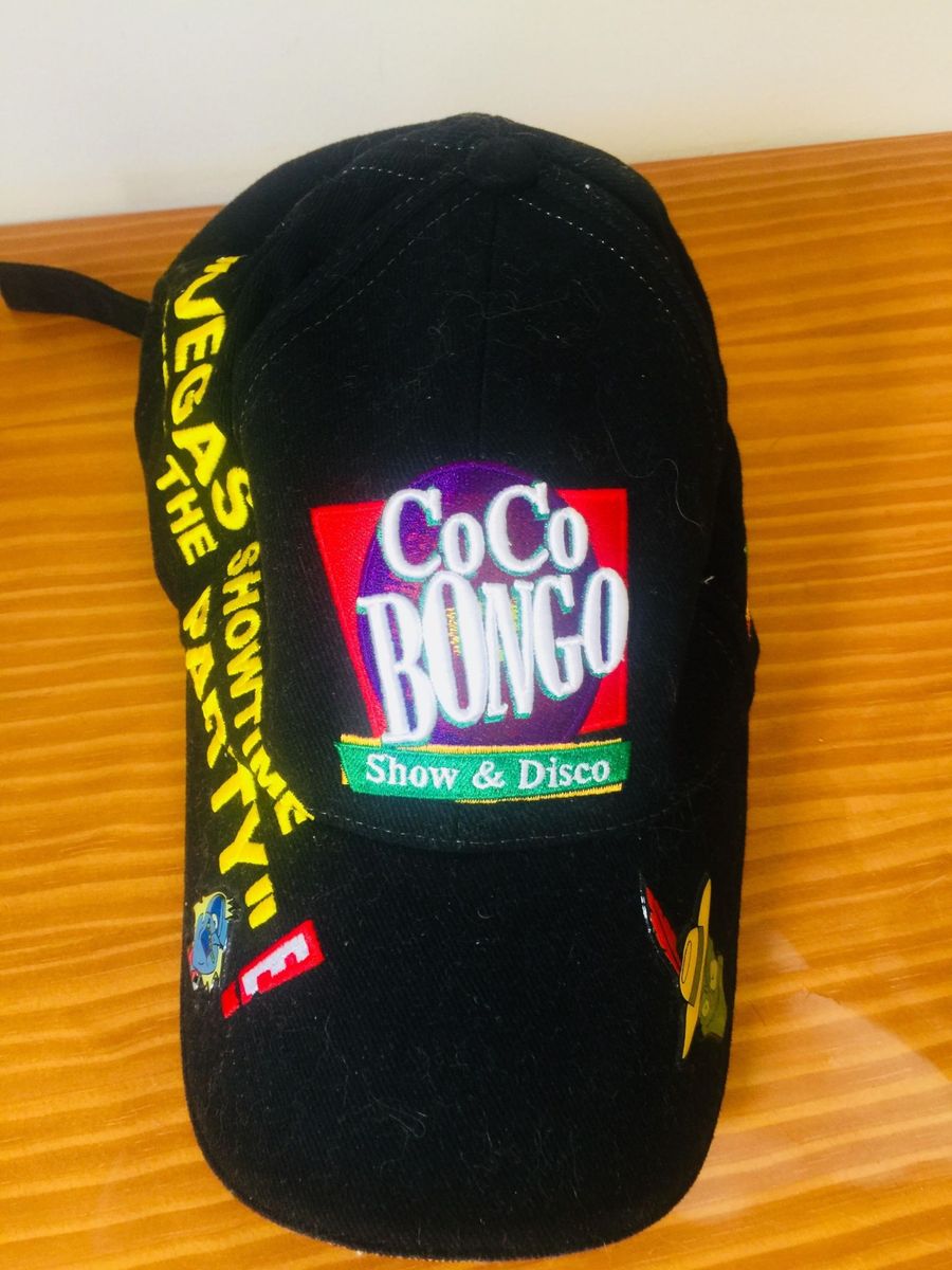 Bone Adulto da Boate Coco Bongo em Camurça com Bordados e Pin do ...