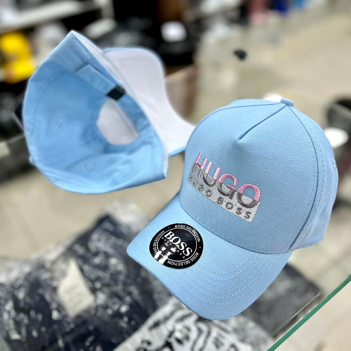 Boné Hugo Azul Bebê Logo Rosa Prata Aba Curva Ajuste Strapbak Exclusivo ...