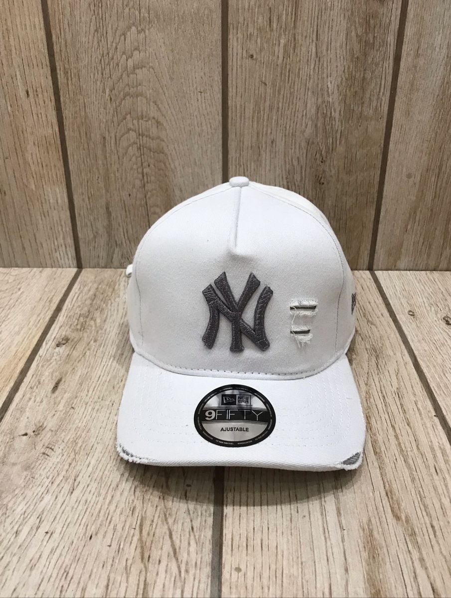 Boné New Era - Modelo Rasgado - Branco - Unissex 62047443 | enjoei