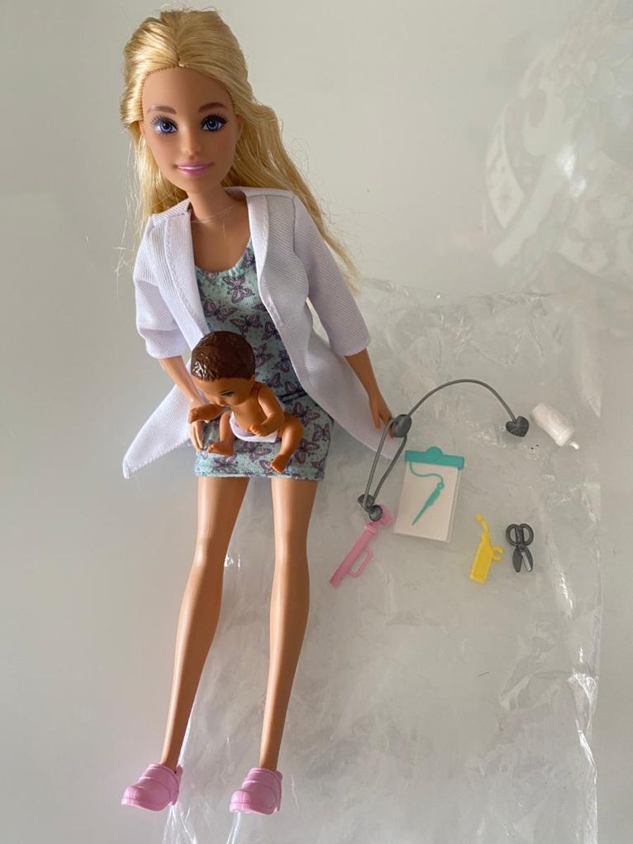 Boneca Barbie Profissões Deluxe Médica Pediatra Loira Mattel Barbie ...