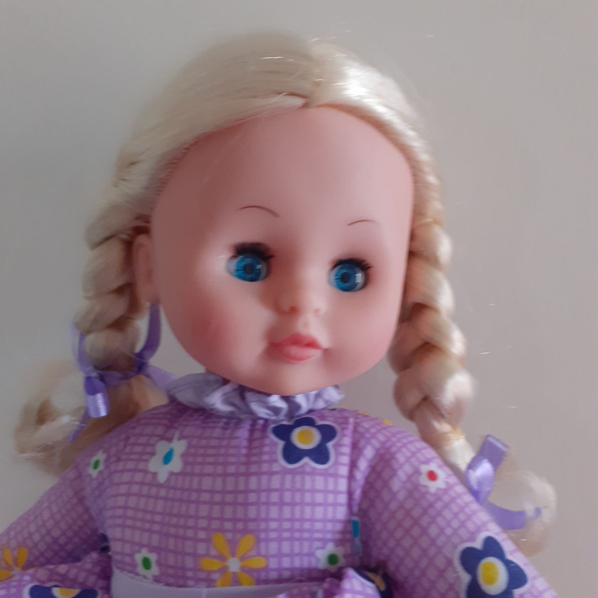 Boneca Roxinha Abre e Fecha Os Seus Olhos Azuis. | Brinquedo para Bebês ... Boneca Roxinha Abre e Fecha Os Seus Olhos Azuis. | Brinquedo para Bebês ...