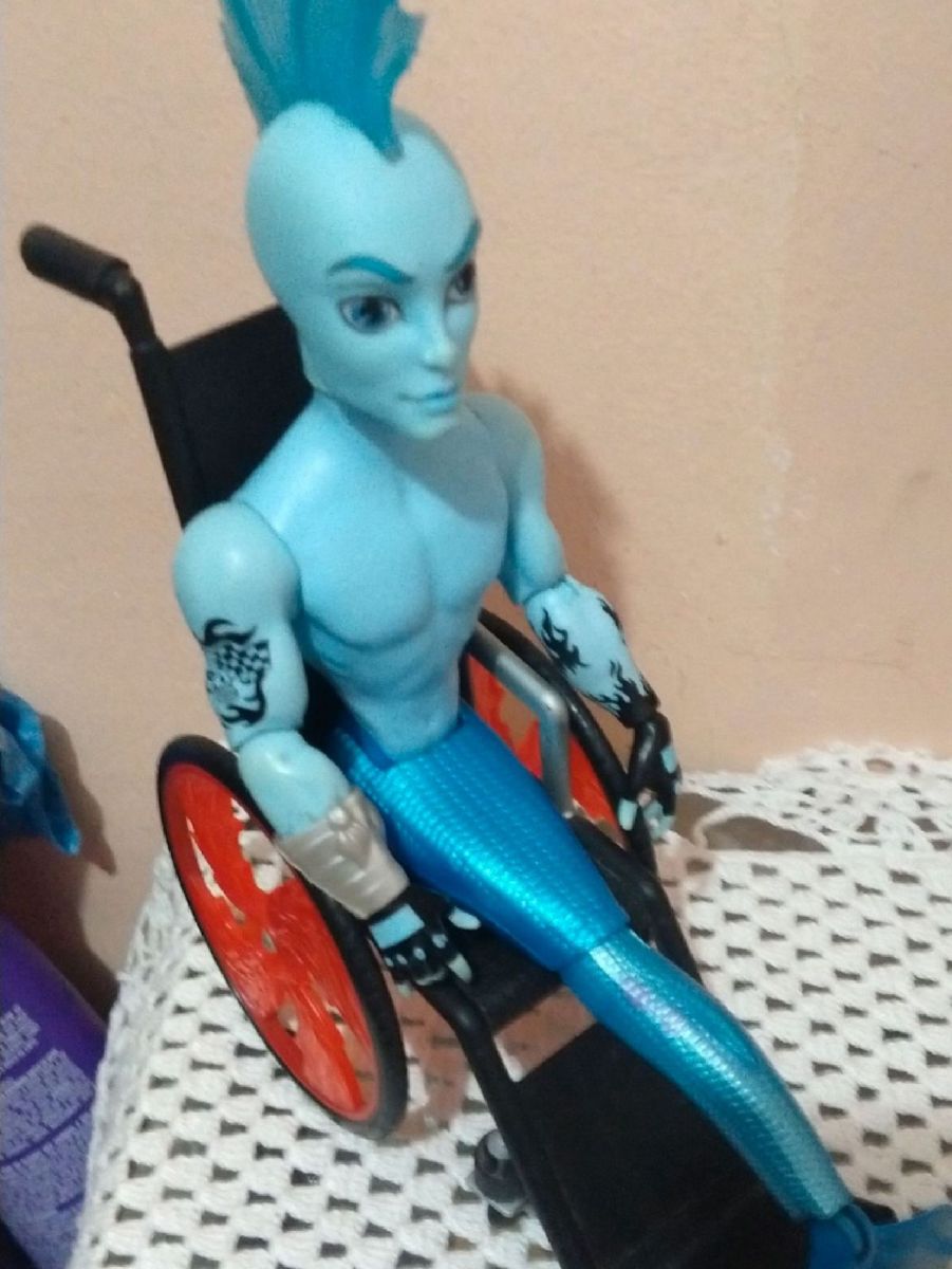 Boneco Monster High Finnegan Wake Cadeira de Rodas e Heath Burnes ...