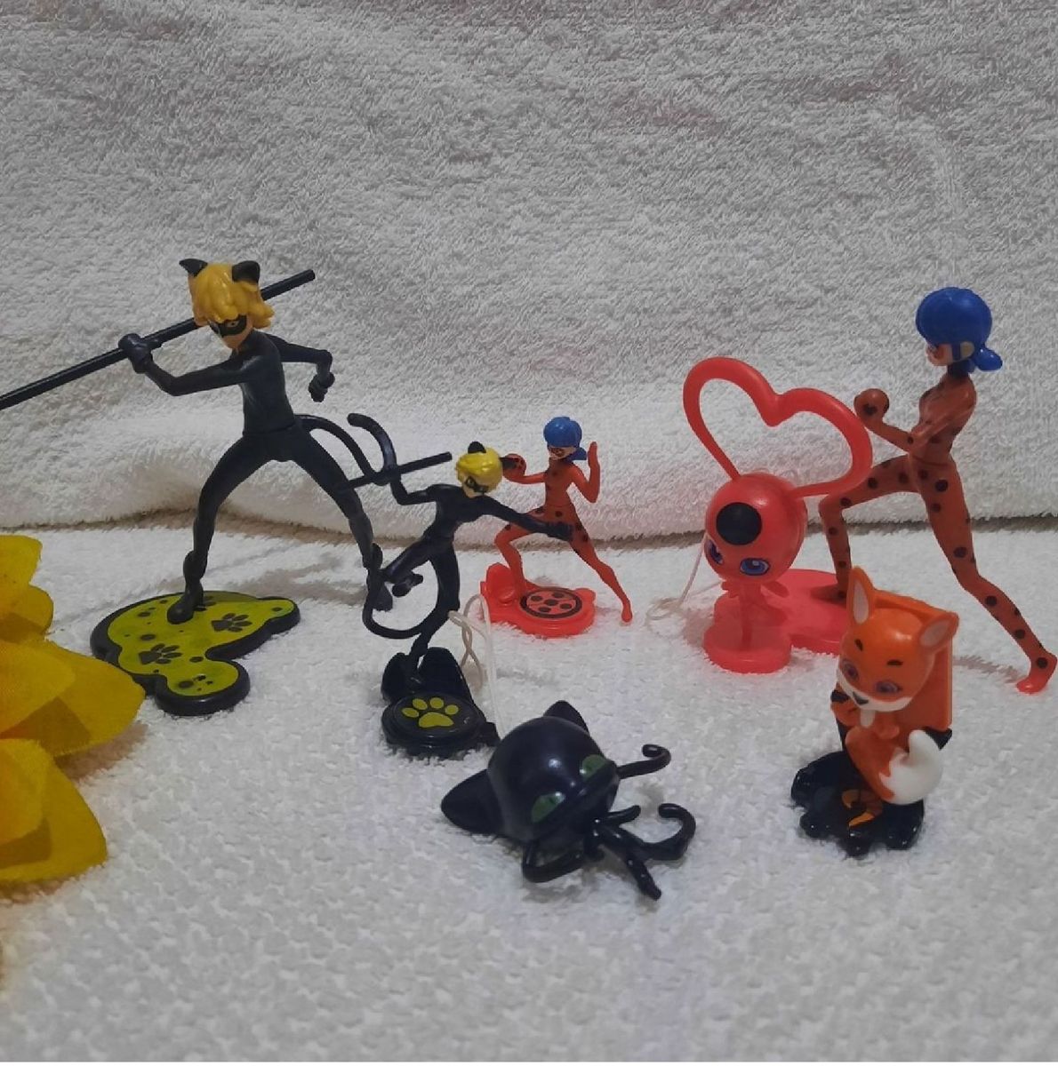 Bonecos Miraculous Kinder Ovo em As Aventuras de Ladybug | Brinquedo ...