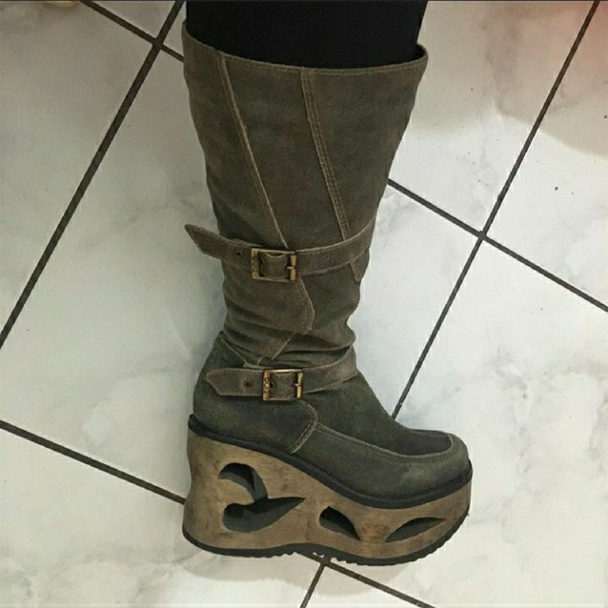 Bota Anabela Camurça com Salto Madeira | Bota Feminina Anabela Usado ...