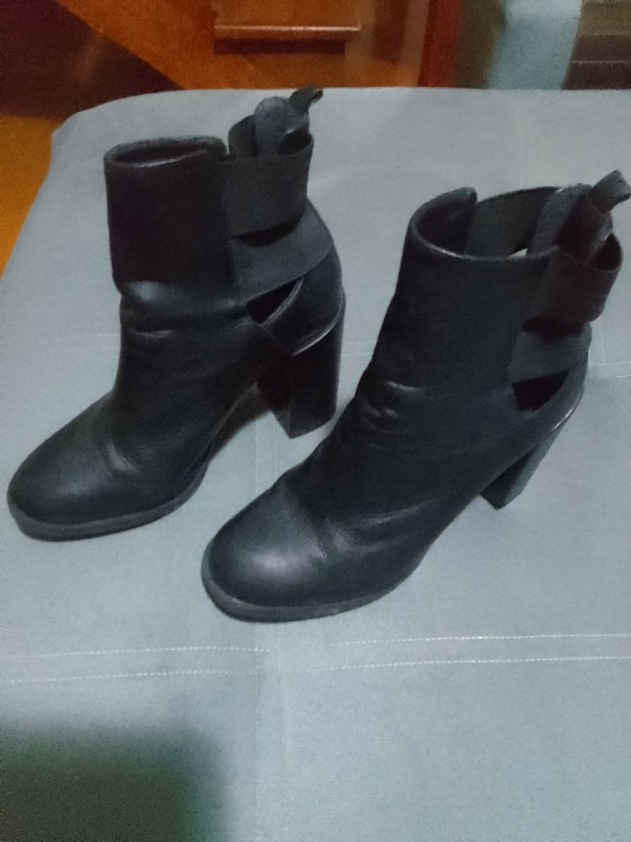 Bota Arezzo Preta Cano Curto | Bota Feminina Arezzo Usado 84353737 | enjoei