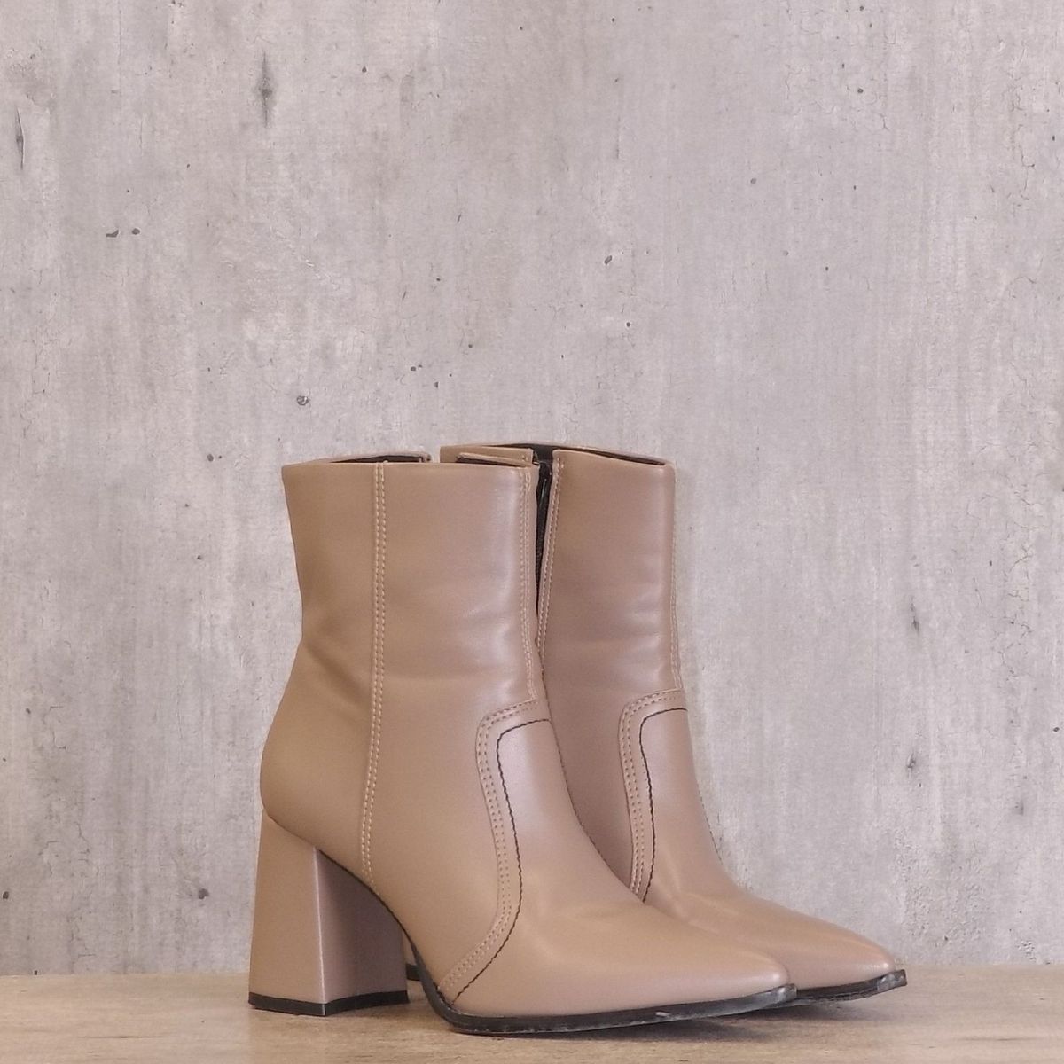 Bota Bege Couro Bico Fino Constance | Bota Feminina Constance Usado ...