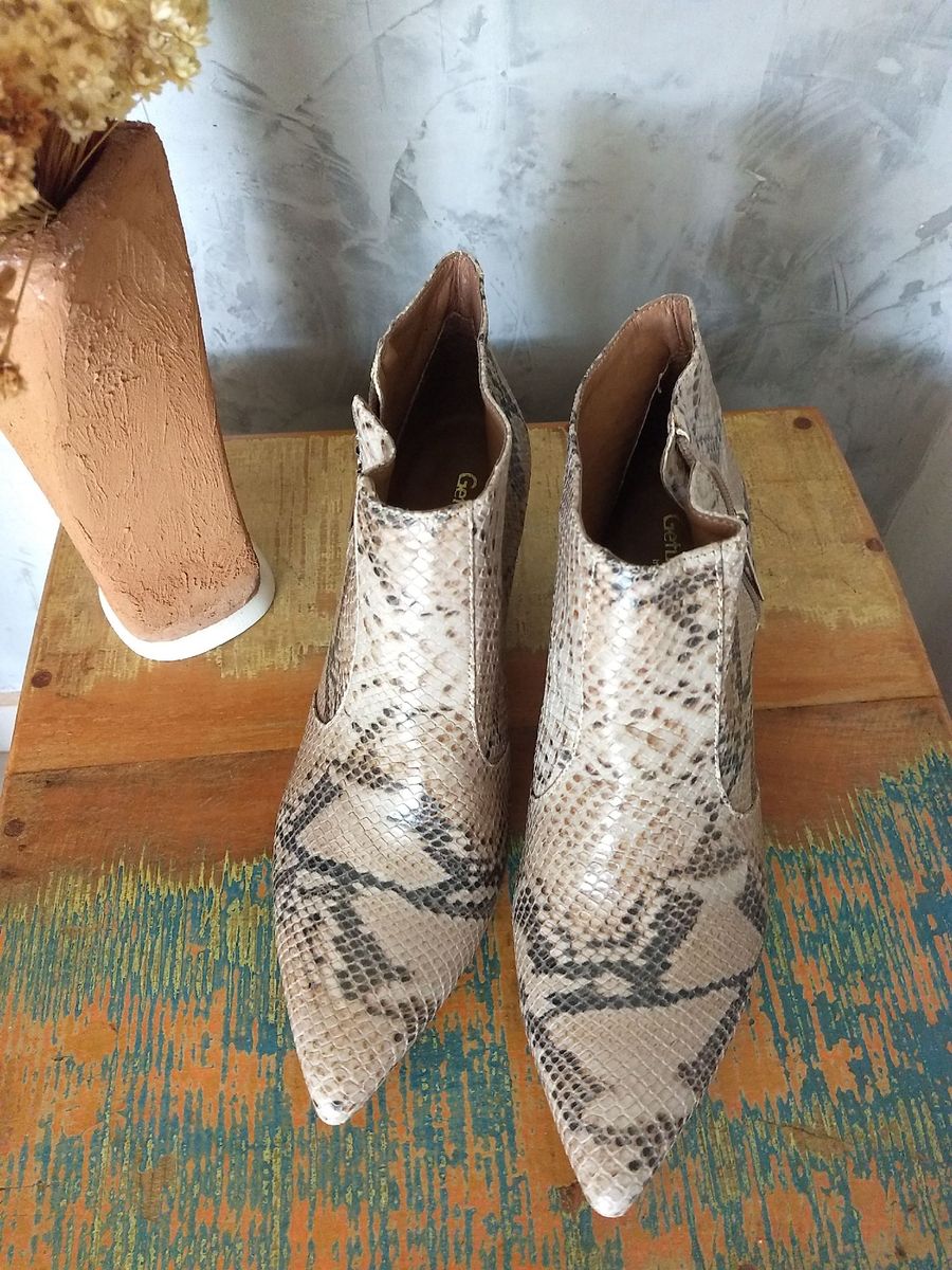 Bota Cano Curto Getúlio | Bota Feminina Ferrucci Barra Getulio Nunca ...