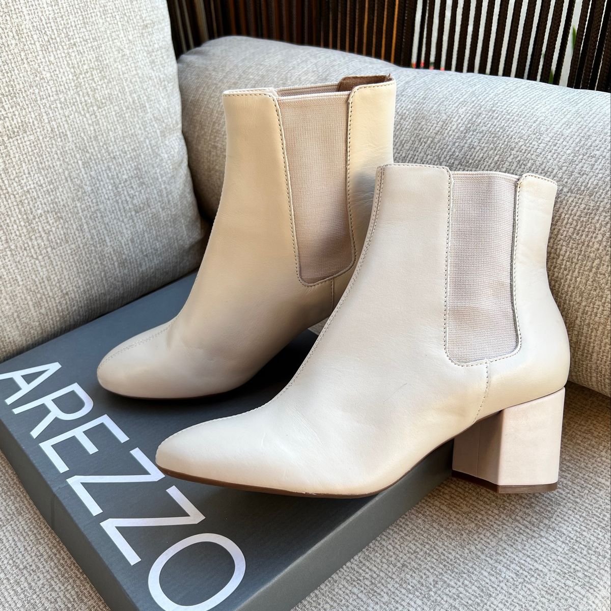 Bota Chelsea Arezzo Off White Couro Legítimo Salto Grosso Clássica Atemporal Inverno 2023 | Bota ...