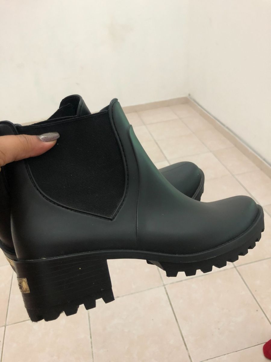 Bota Chelsea Colcci Tratorada Preta | Bota Feminina Colcci Usado ...