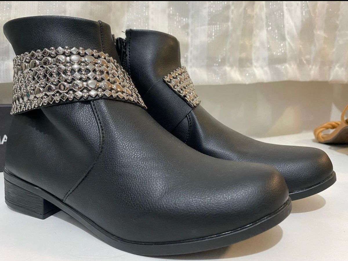 Bota com Detalhe em Metal | Bota Feminina Usado 86398063 | enjoei
