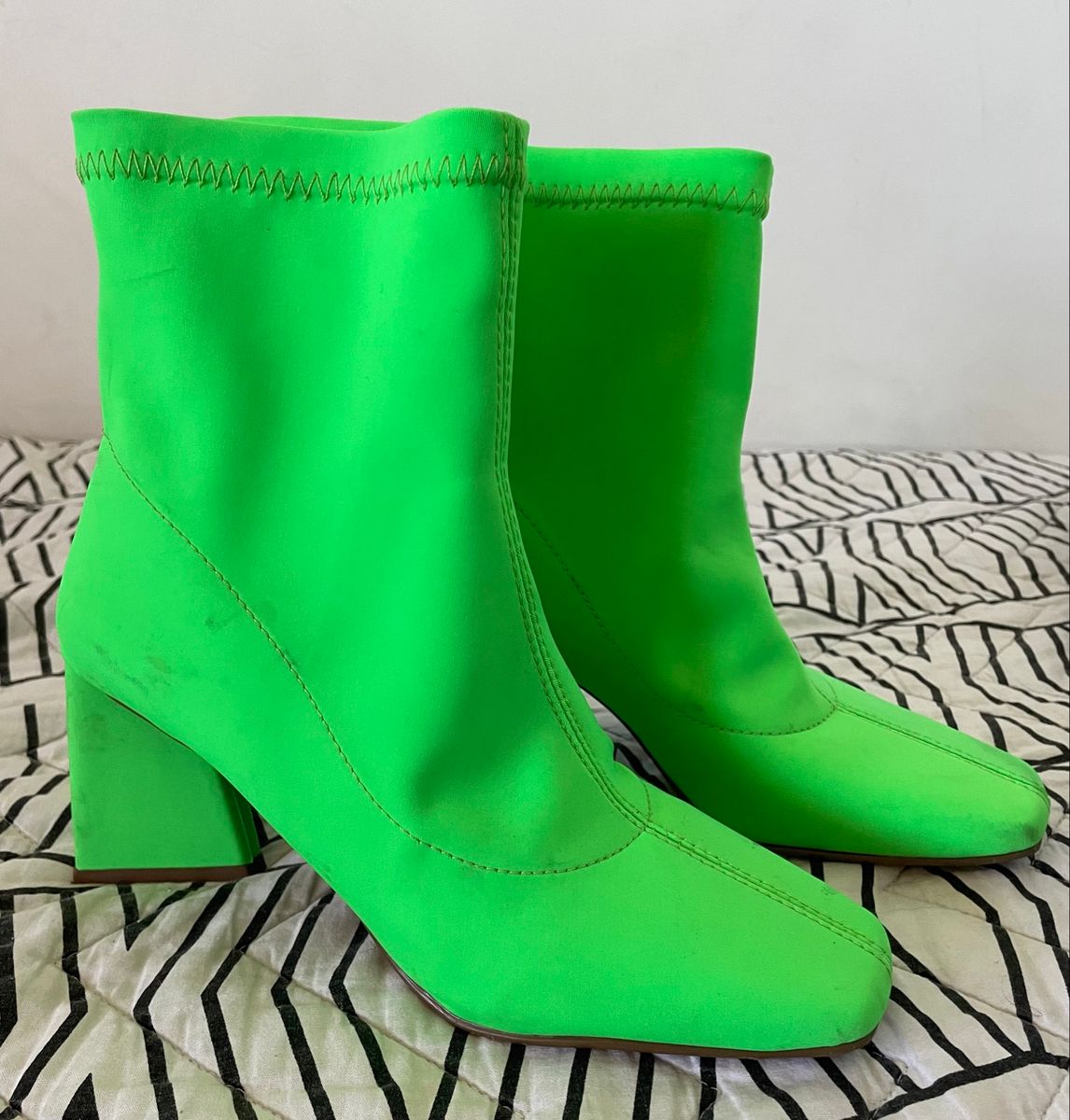 Bota Meia Neon Verde Cano Baixo Médio Bico Quadrado Salto Bloco | Bota ...