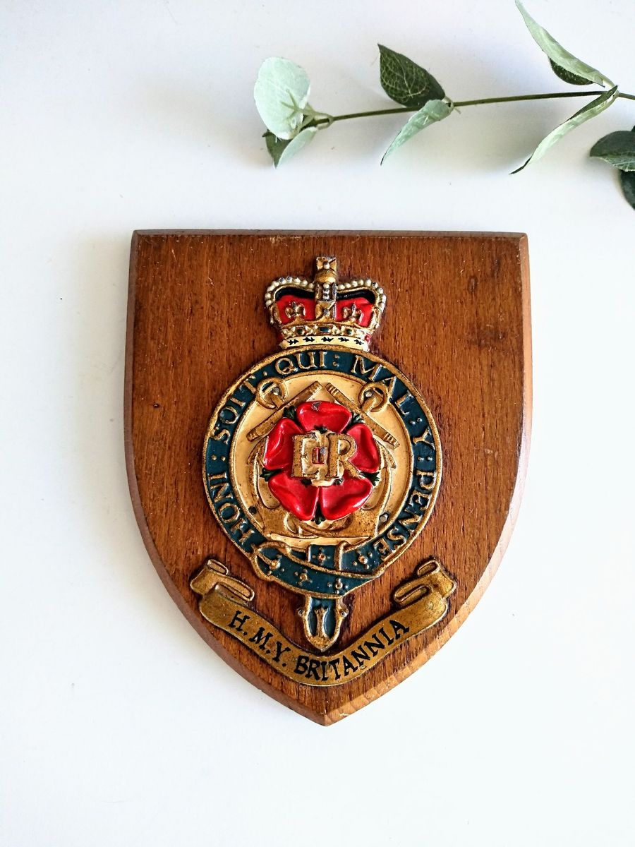 Brasão Hmy Britannia | Móvel de Antiquário Hmy Britannia Usado 58490318 ...