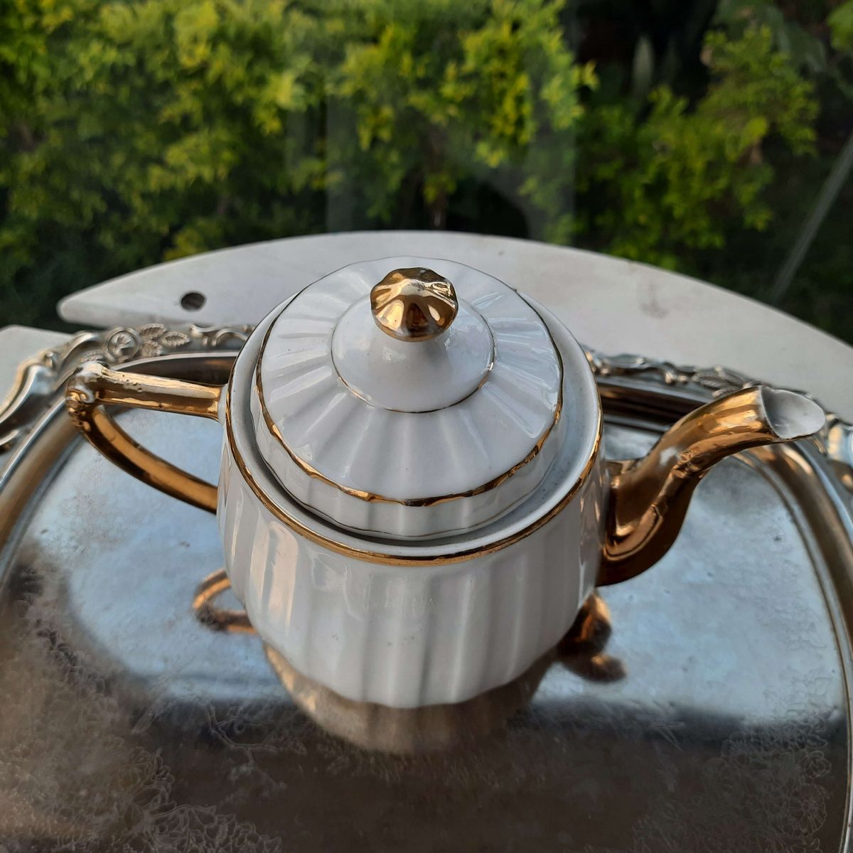 Bule Antigo em Porcelana Canelada com Detalhes À Ouro. | Móvel de ...