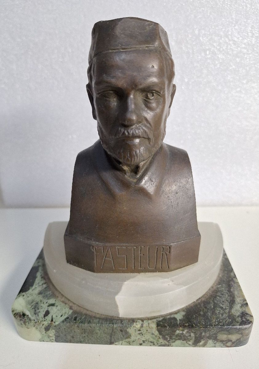 Busto de Bronze Apoiado em Base de Mármore com a Pessoa de Louis ...