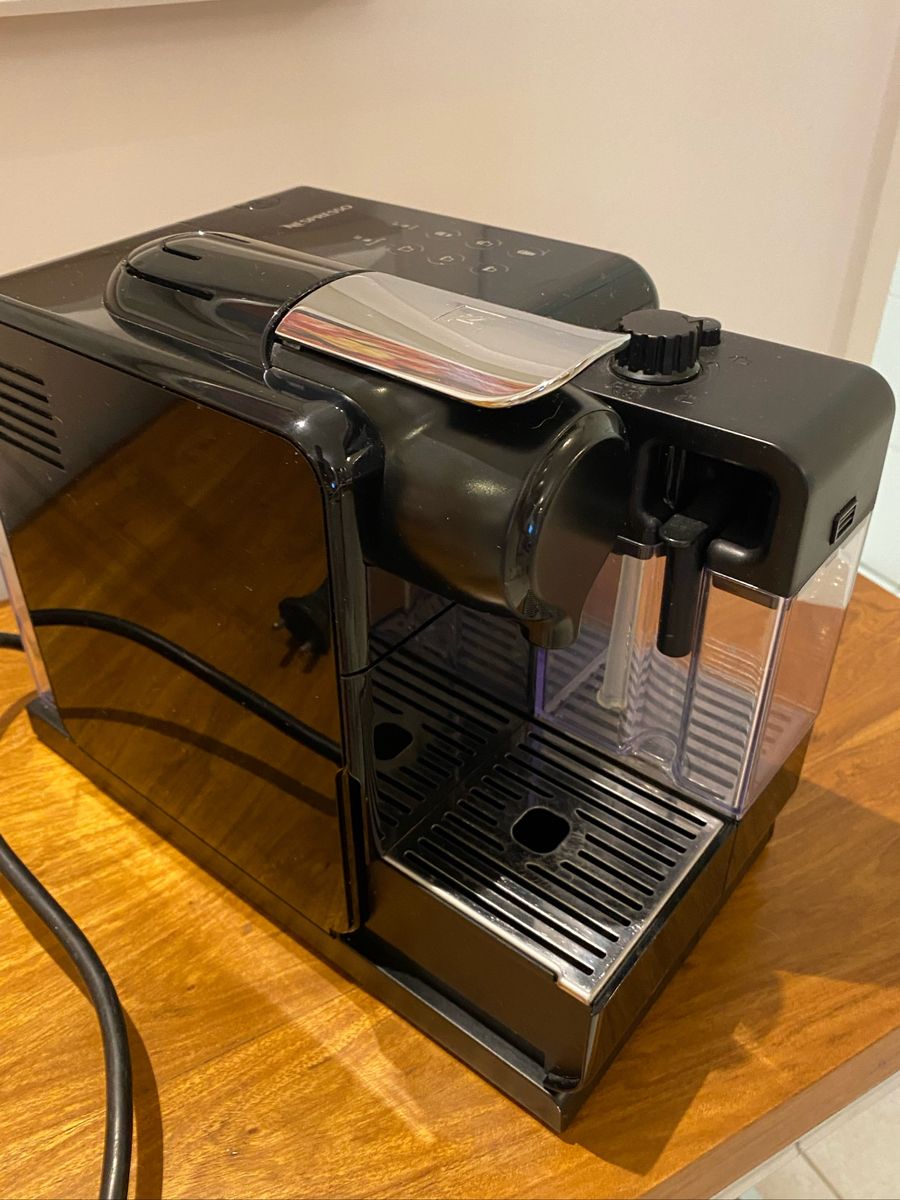 Cafeteira Nespresso Lattissima Touch Preta 110v | Eletrodoméstico Nespresso Usado 48513163 | enjoei