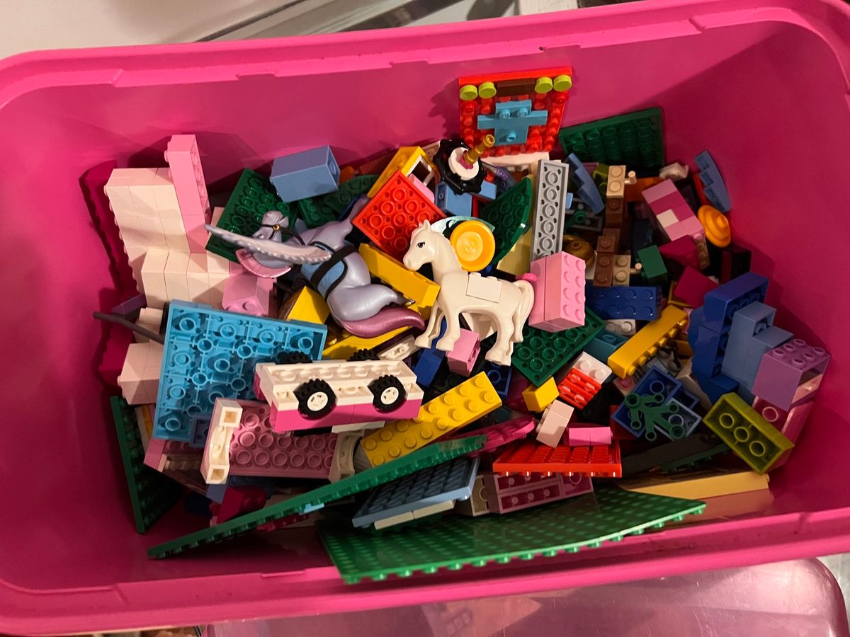 Caixa com Muitos Legos | Pelúcia Lego Usado 86040820 | enjoei