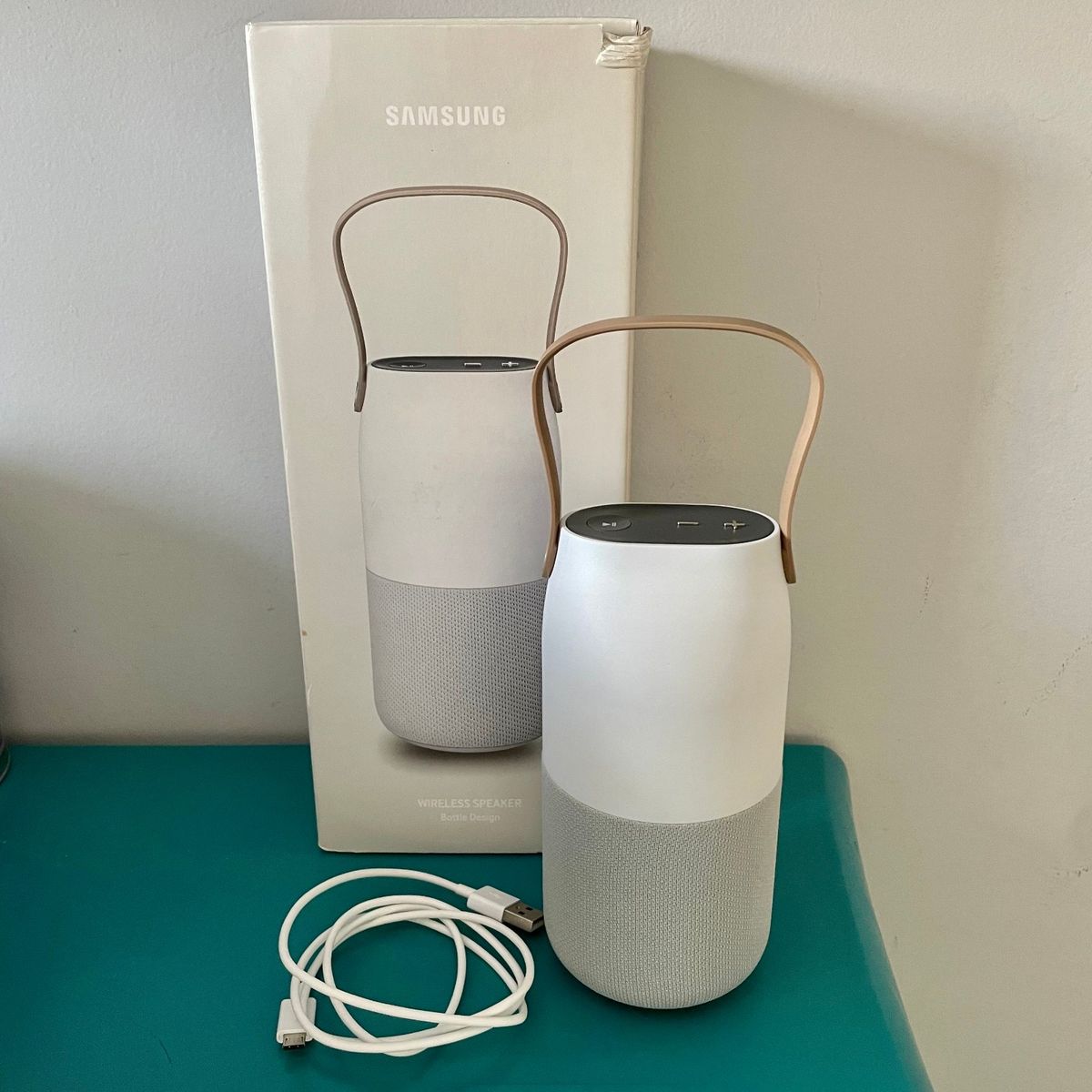 Caixa de Som Samsung Bottle Design Led Eo-sg710 Bluetooth | Item de ...