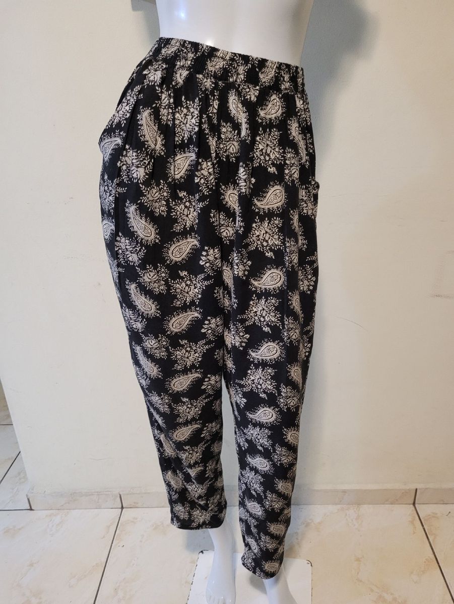 Calça de Viscose Preta com Estampa em Branco , da Marca Chong Xing ...