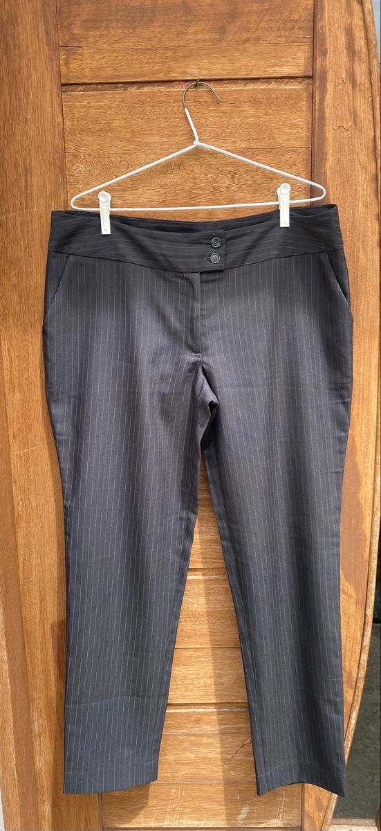 Calça Social Feminina Preta de Alfaiataria com Risca de Giz. | Calça ...