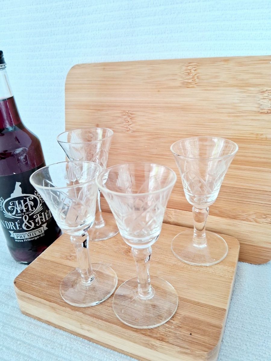 Cálice de Cristal Estilo Retrô, para Apreciar Um Delicioso Licor ...