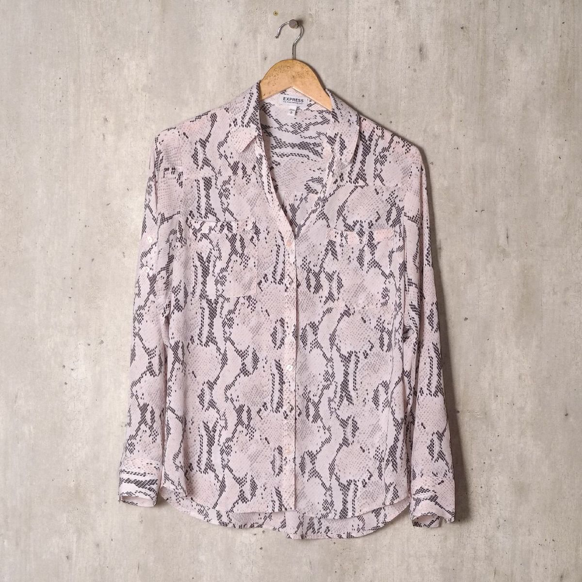Camisa Branca e Rose Python Express | Camisa Feminina Express Usado ...