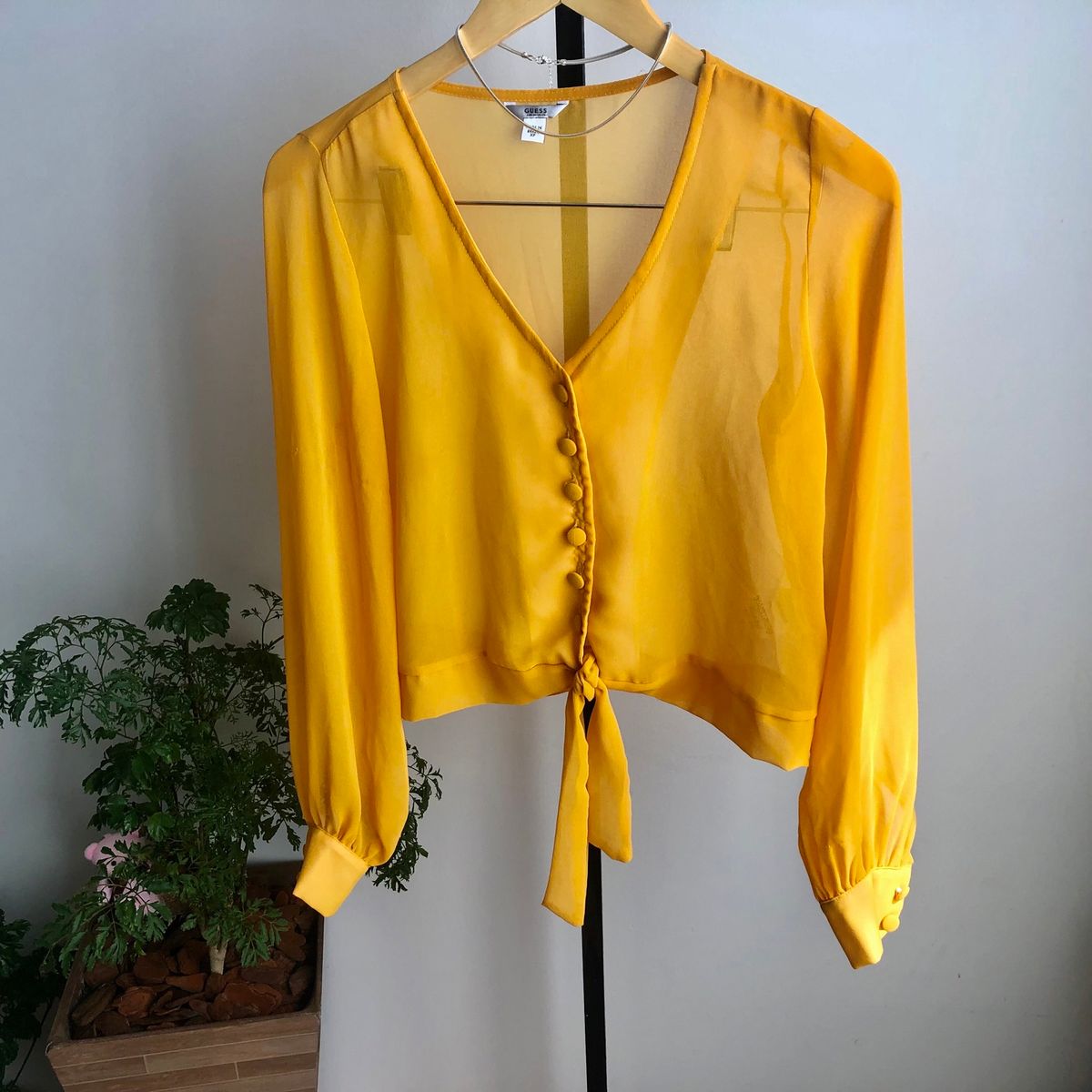 Camisa Mostarda Feminina P/pp Guess | Blusa Feminina Guess Usado ...