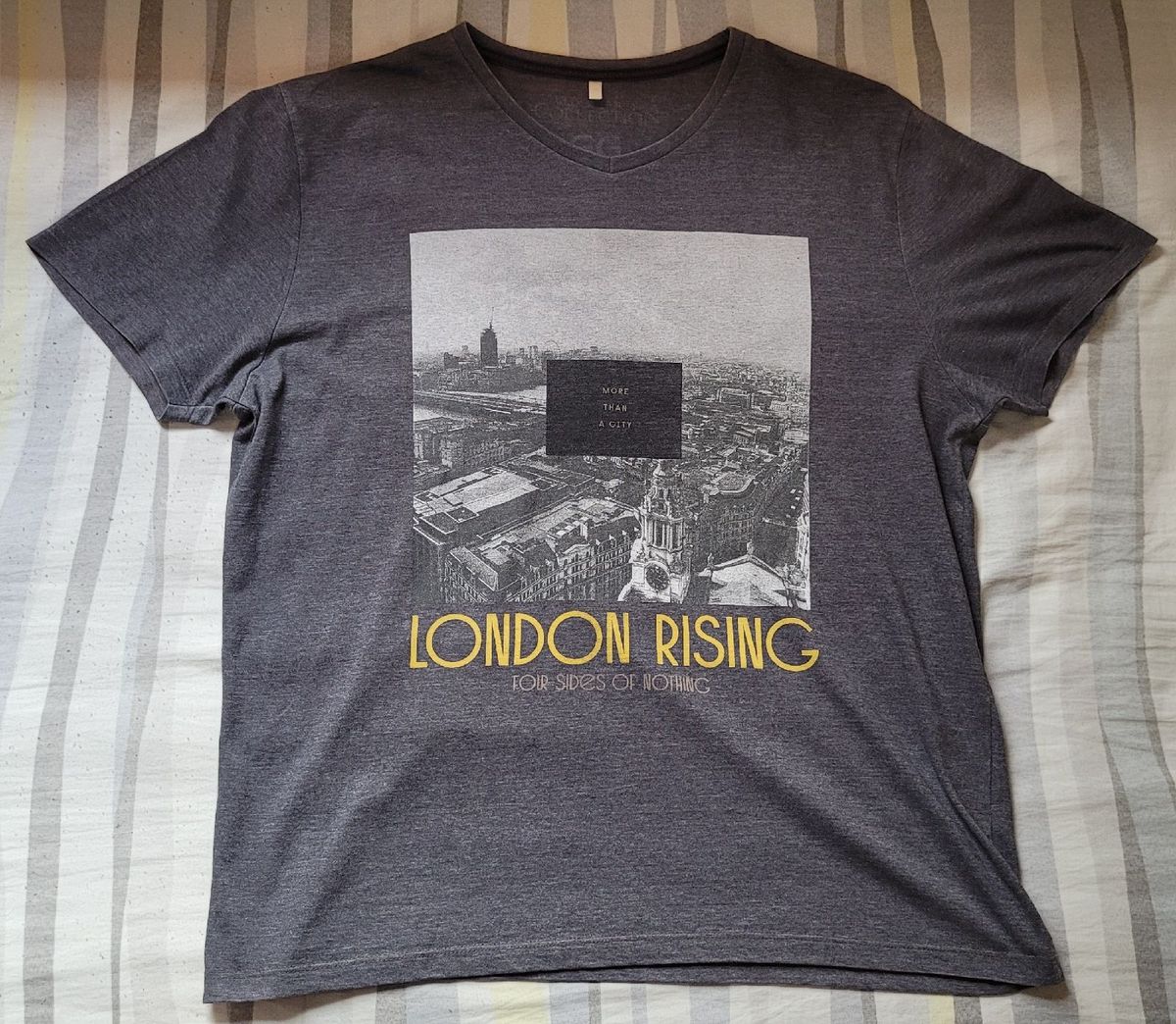 Camiseta London Rising | Camiseta Masculina Usado 82253598 | enjoei