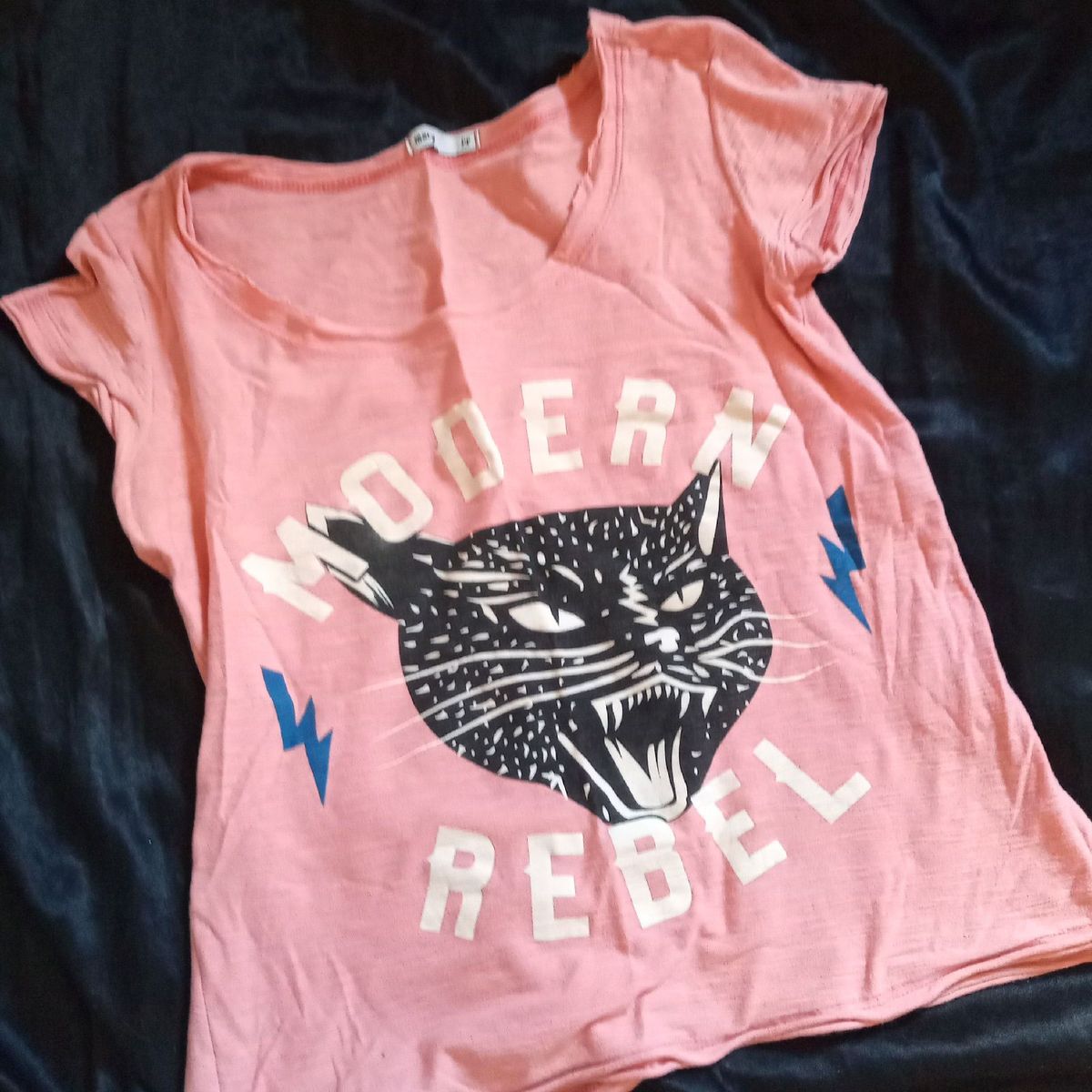 Camiseta Modern Rebel | Camiseta Feminina Marisa Usado 95256957 | enjoei