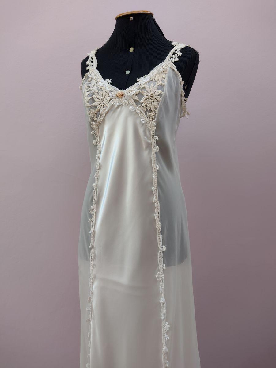 Camisola Longa Vintage Retrô em Cetim e Crepe Offwhite Branca Detalhe ...