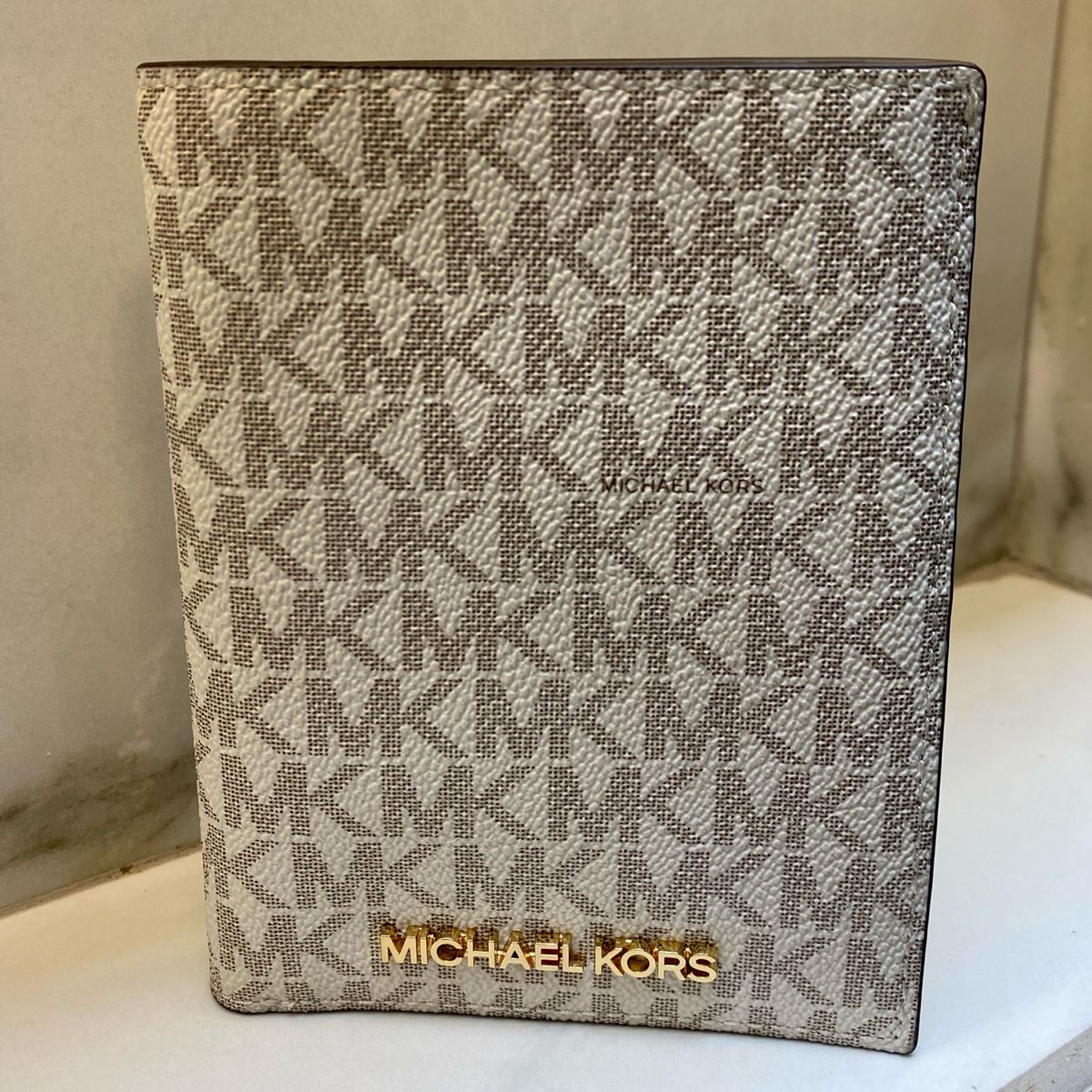 Carteira e Porta Passaporte Michael Kors Original Logotipo Vanila | Carteira Feminina Michael ...