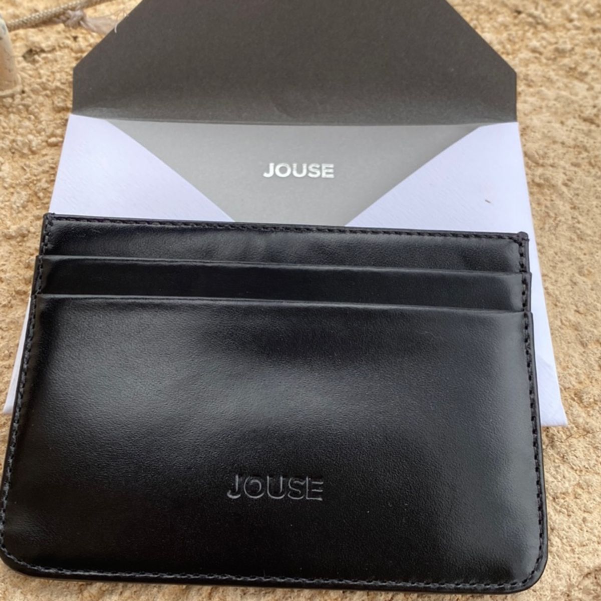 Carteira Jouse, de Couro Preta, Acabamento por Dento Dourado. Tamanho ...