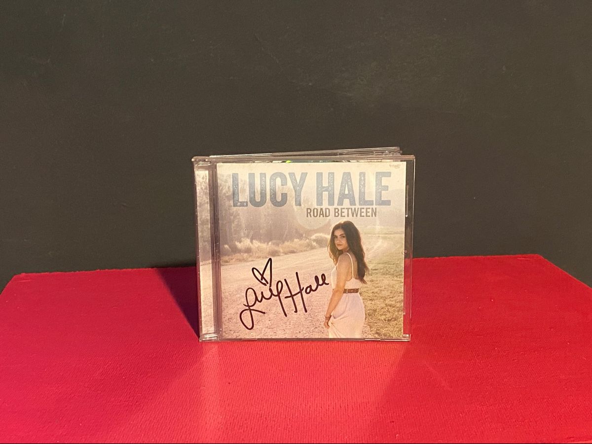 Cd Lucy Hale Autografado Road Between | Item de Música Usado 82182776 | enjoei