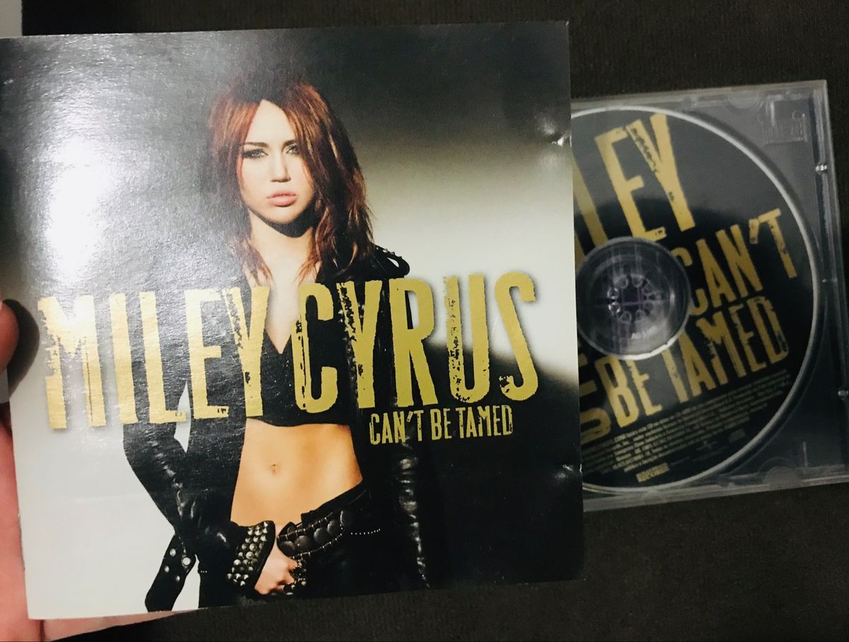 Cd Miley Cyrius- Cant Be Tamed | Item de Música Usado 45065176 | enjoei