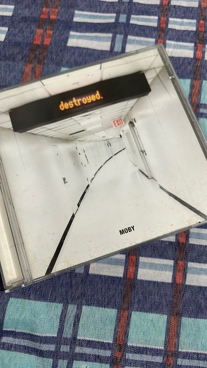Cd Moby Destroyed | Item de Música Usado 86507894 | enjoei