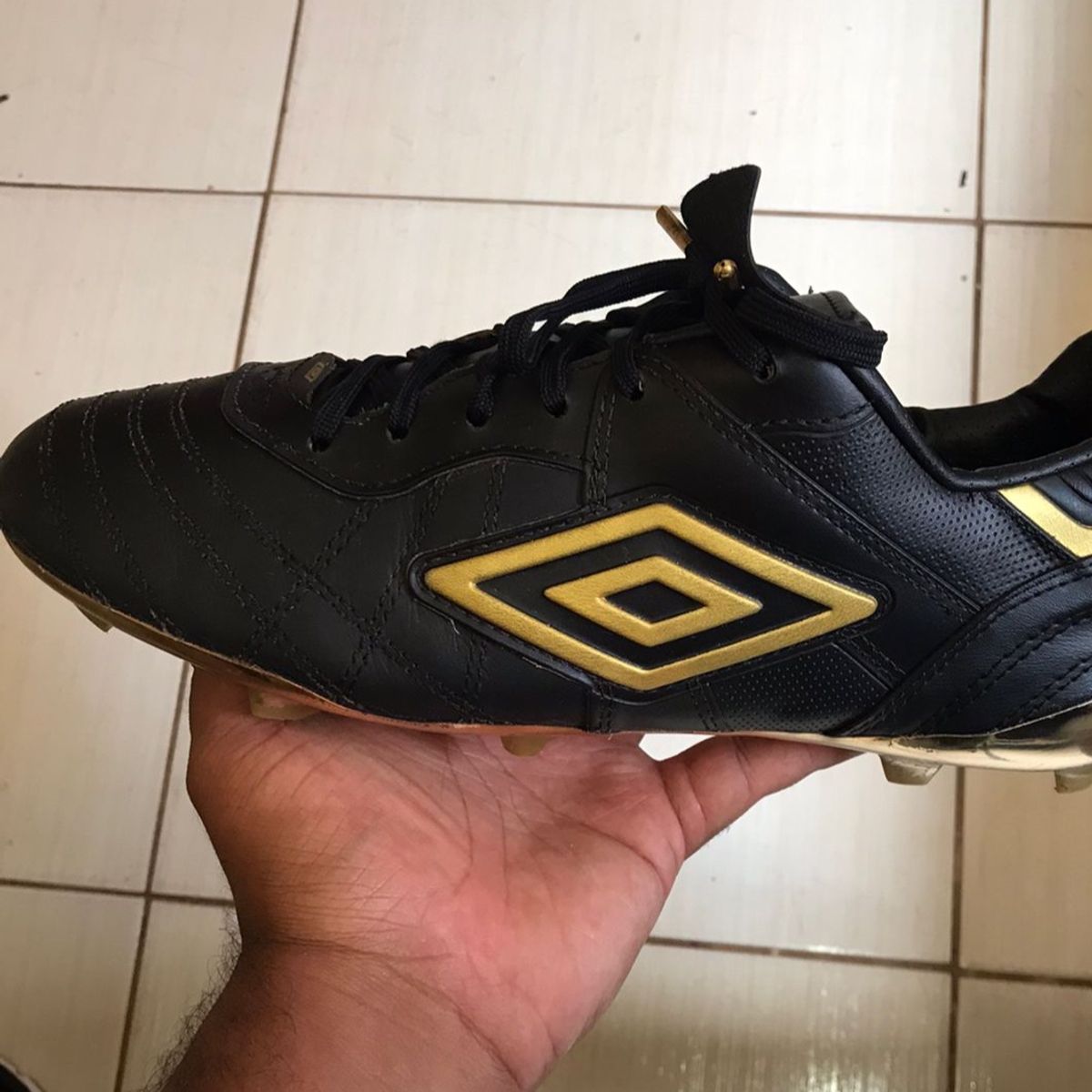 Chuteira Umbro Número 43 de Couro | Roupa Esportiva Masculino Umbro Usado 78675420 | enjoei