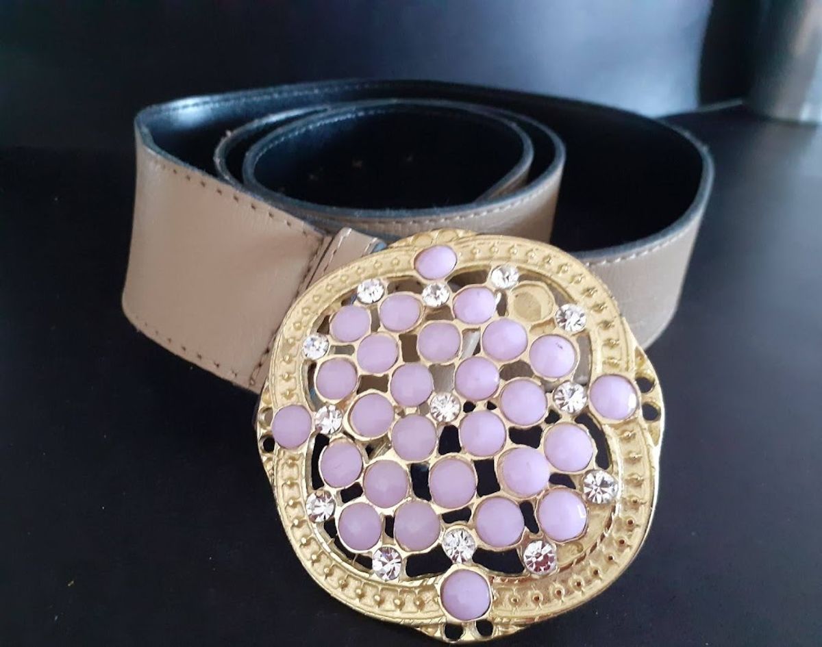 Cinto Grosso Bege em Couro Legitimo Fivela Dourada com Pedras Lilás ...