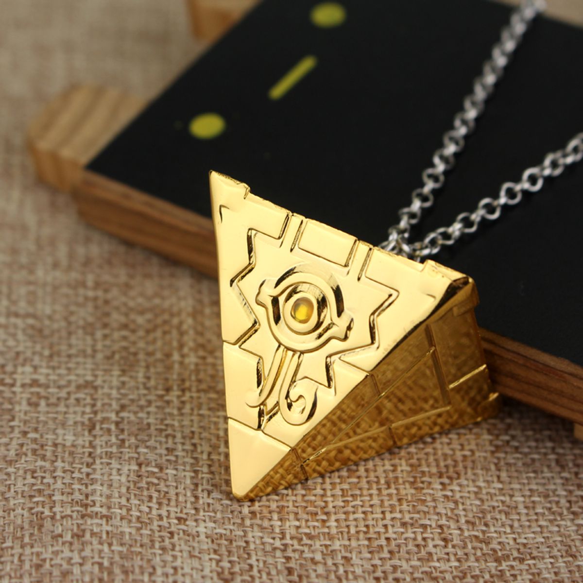 Colar Yugi Oh Pirâmide Invertida do Egito Olho Mágico Que Tudo Vê ...