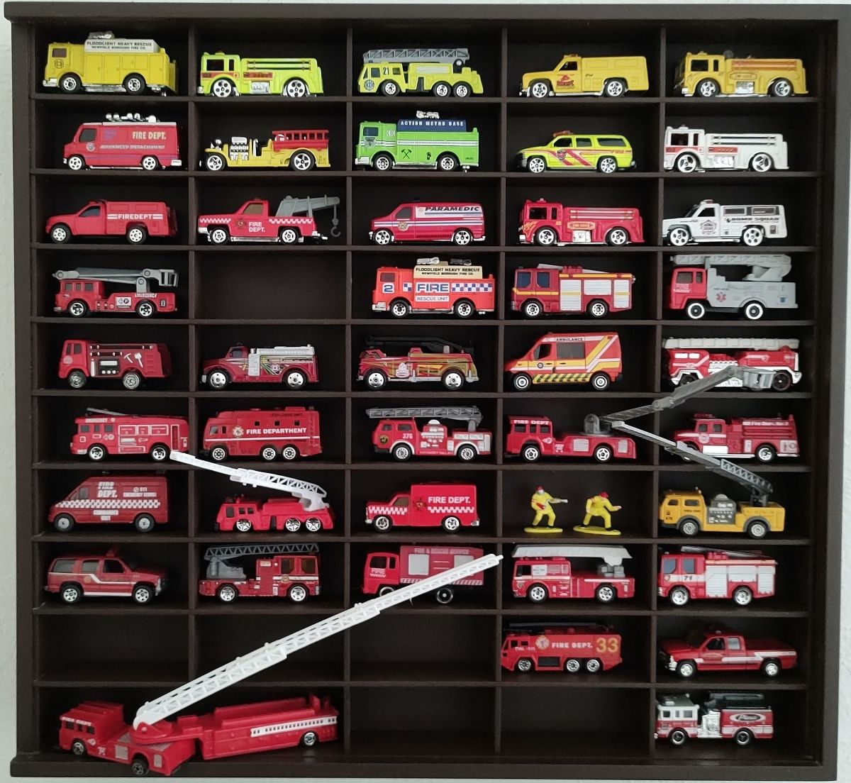 Coleção Bombeiros 1/64 com 42 Veículos Matchbox com Nicho Mdf e Vidro ...