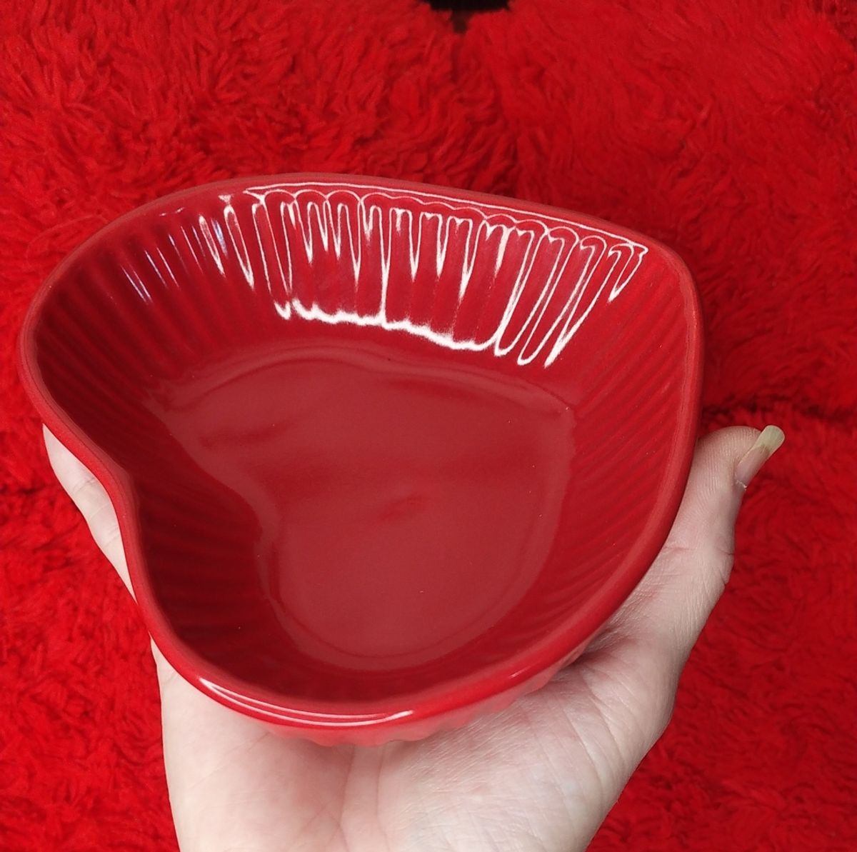 Coração Na Mão! Tum Tum S2 Tigela Vermelha de Coração | Mesa Finlandek ...