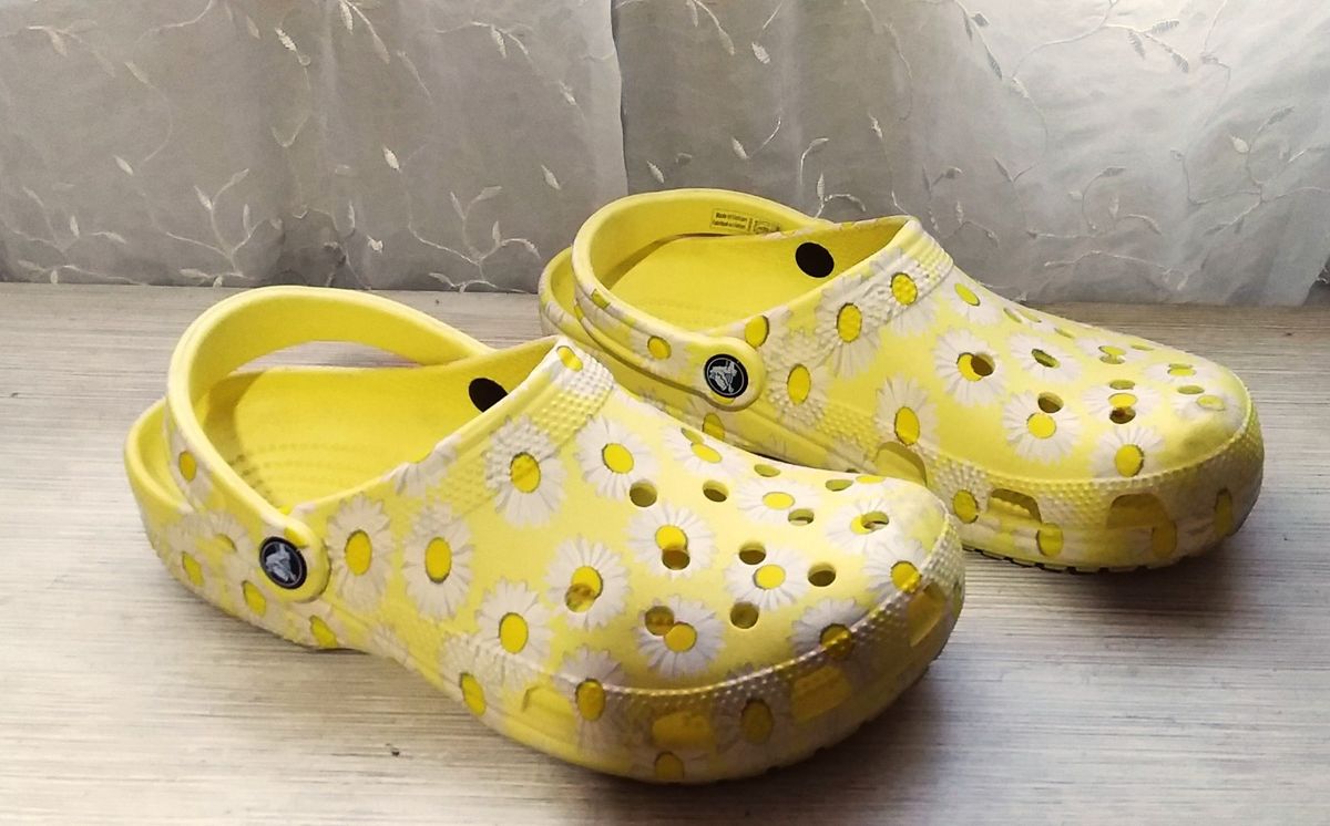 Crocs Amarelo com Flores | Sandália Feminina Crocs Usado 85777405 | enjoei